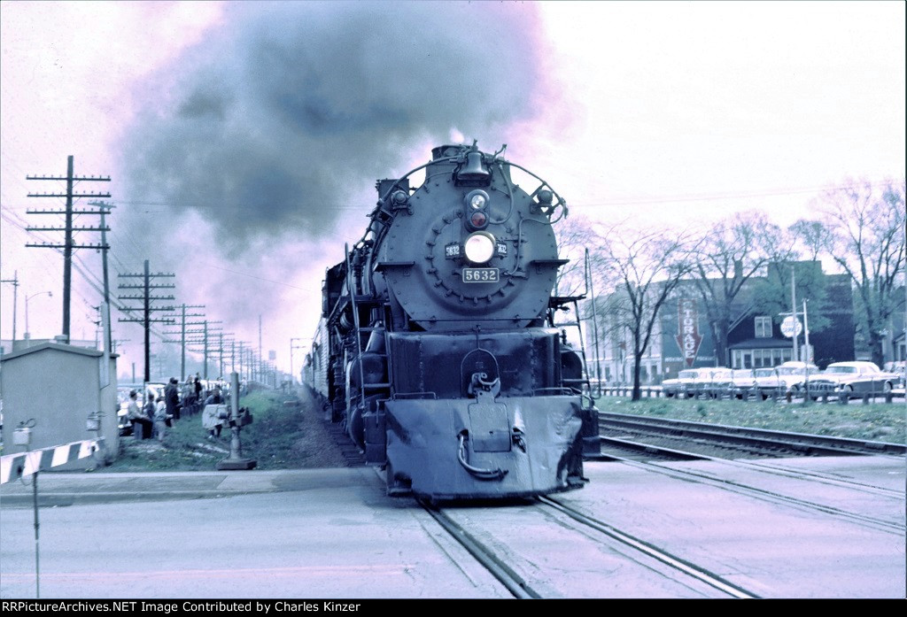 CB&Q 5632 at LaGrange stop, westbound